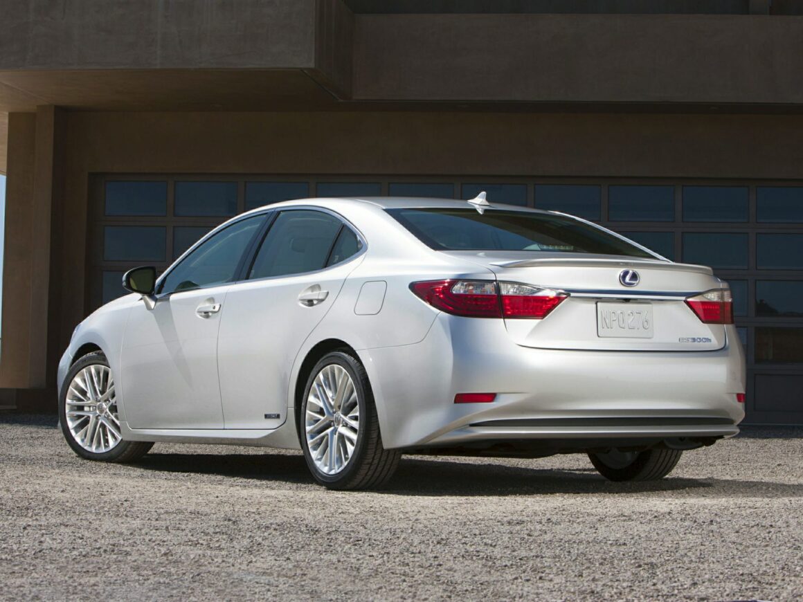 The 2015 Lexus ES 300h is an Excellent Choice for Luxury-Minded, Eco ...